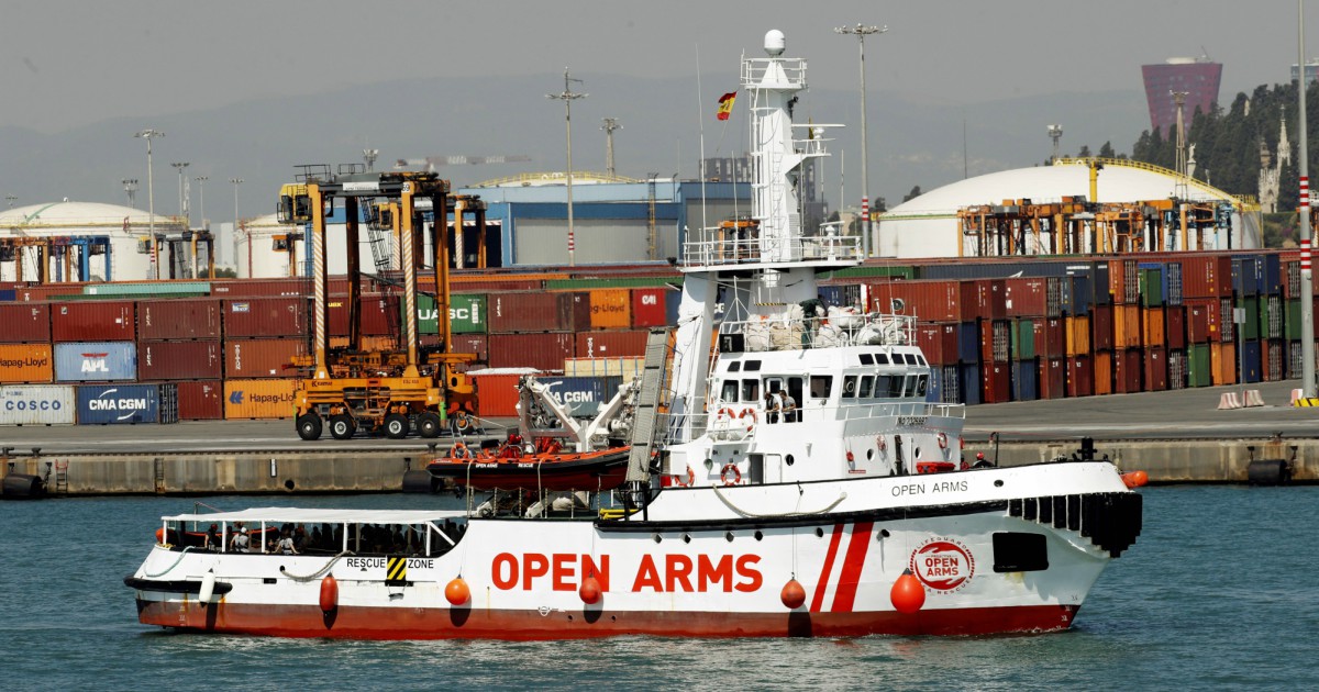 Navio Open Arms com 60 migrantes chegou a Barcelona